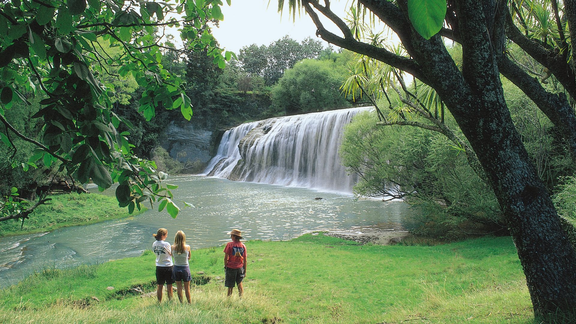 Rere Rockslide & Falls Tour with Picnic Lunch - Experience Gisborne
